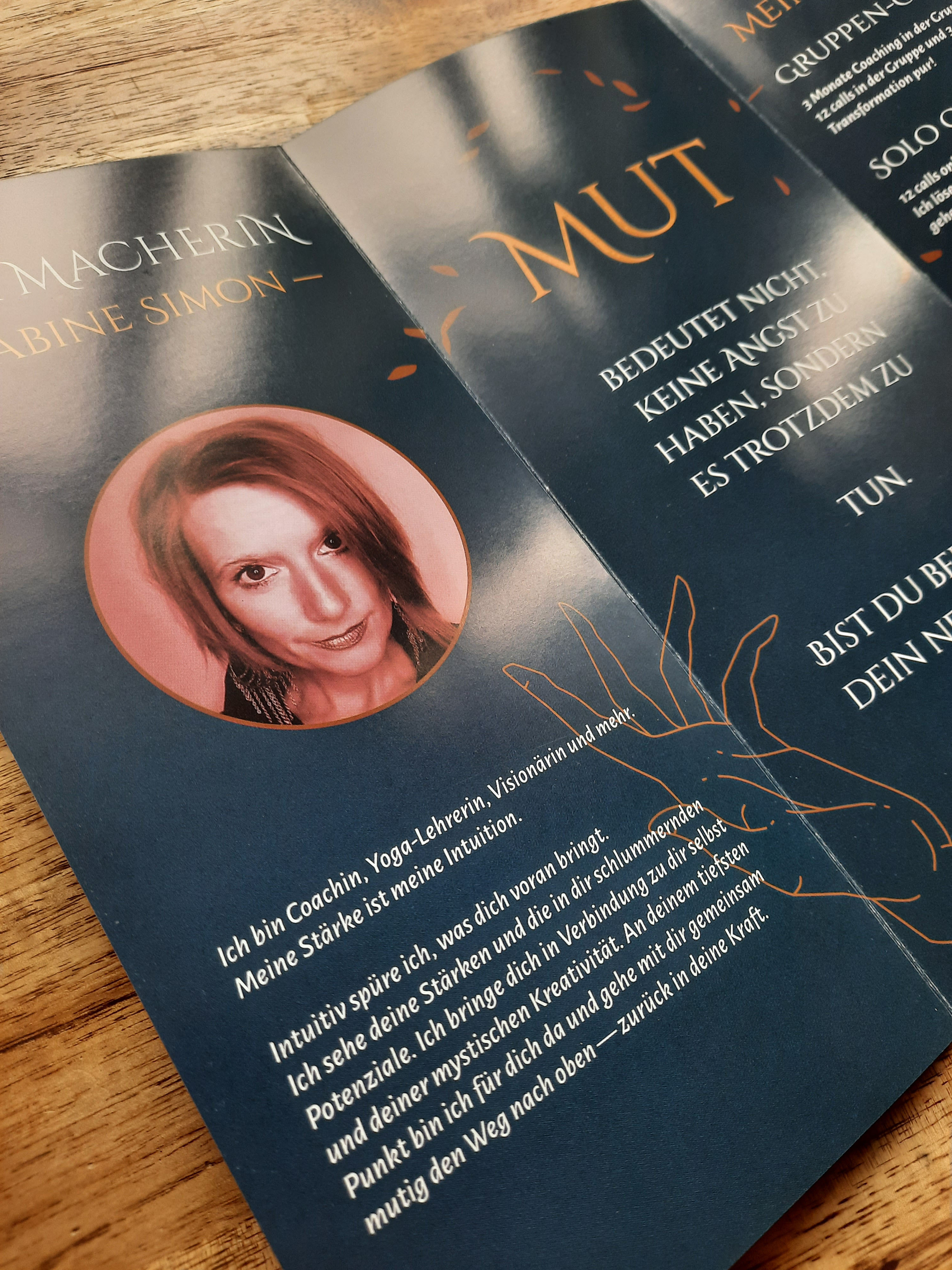 Flyergestaltung und Werbepostkarten für die Mutmacherin Sabine Simon | Sara Pütter